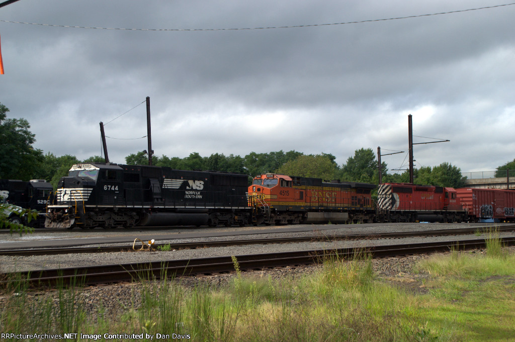 NS SD60I 6744 leads YPMO-01